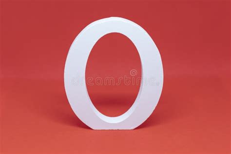 Letra O En Blanco Sobre Un Fondo Rojo Para Componer La Palabra Amor