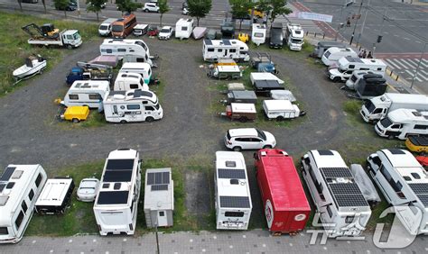 캠핑카·카라반 빼곡한 주차장 뉴스1