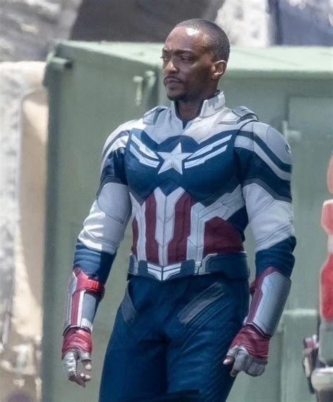 《美国队长4》全新片场照，安东尼·麦凯又穿回了《猎鹰与冬兵》里的红蓝制服 哔哩哔哩