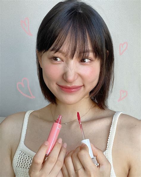 이은 Eeun 제품제공 계속 웃음 짓게 만드는 립이 있다면🍑 오일과 물 둘다 색소를 넣어 수분이 날라가도 같은 컬러감을 유지하는게 제일 큰 장점인