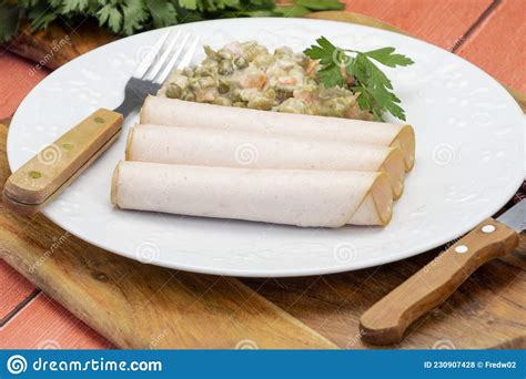 Peito De Frango Cozido E Legumes Misturados Em Prato Foto De Stock Imagem De Peitos Maionese