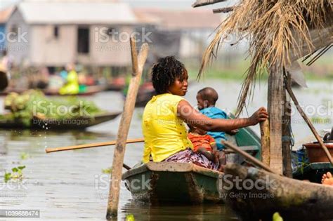 미확인된 Beninese 여자 마에서 물 시장에 호수 Nokwe에 나무 보트에서 항해 강에 대한 스톡 사진 및 기타 이미지