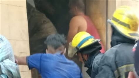 انهيار عقار من 3 طوابق بالخليفة وإنقاذ مواطن من تحت الأنقاض