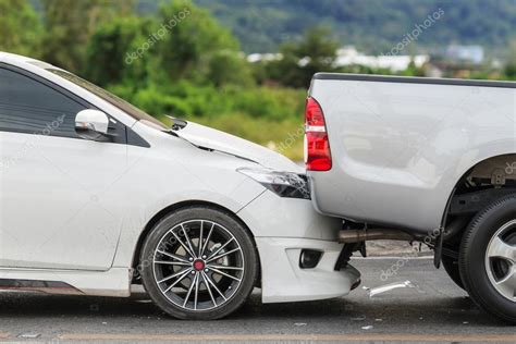 Acidente De Carro Envolvendo Dois Carros Na Rua Fotografias De Stock