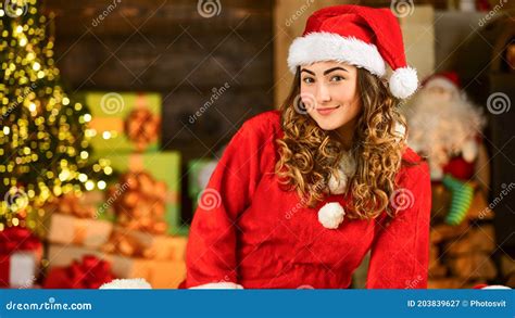 Linda Chica Lista Para Celebrar Navidades Tienda De Moda Ropa De