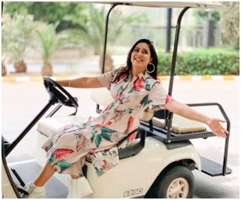 Singer Harshdeep Kaur Announces Pregnancy With Awe Dorable Maternity