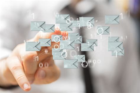 이메일 기호의 3d 렌더링 및 흐릿한 배경에 남성 손과의 네트워크 통신 3차원 형태에 대한 스톡 사진 및 기타 이미지 3차원 형태 가상현실 개념 Istock