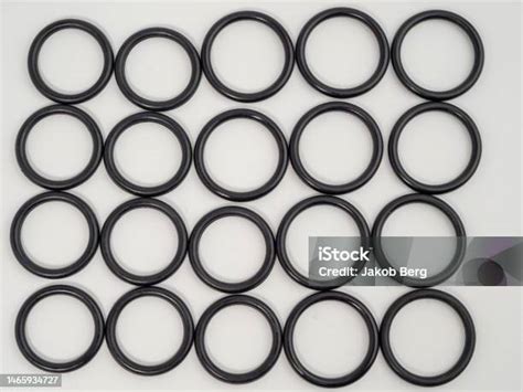 흰색 배경에 다양한 크기의 검은색 유압 및 공압 O링 배관 용 고무 가스켓 고무에 대한 스톡 사진 및 기타 이미지 고무 반지 0명 Istock