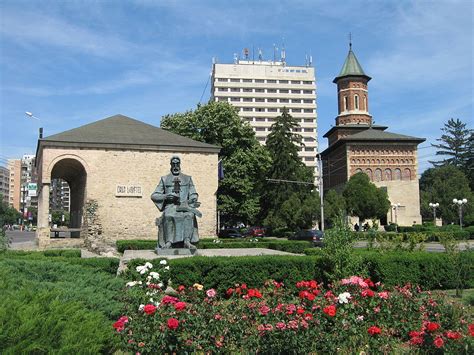 Statuia Lui Dosoftei Descoperă Monumentul în Iași