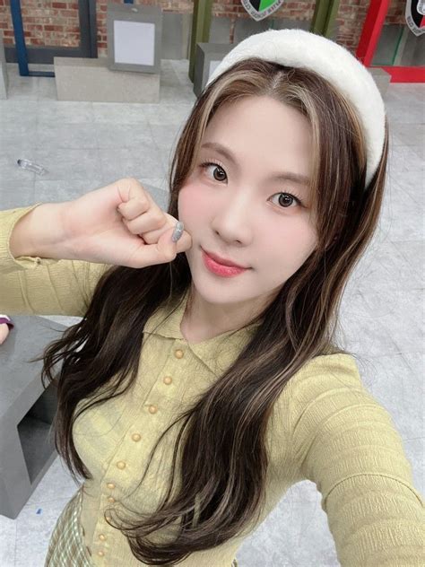 Cignature Seline selca | Girl, Girl group, Kpop