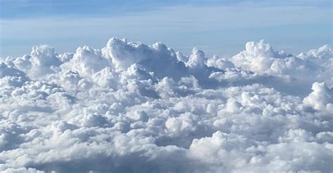 有关光 冲天 和平的 地平線 夏天 多雲的 大氣的 天上的云彩 天堂 天氣 天空 天體 太陽 寧靜 广阔 廣大