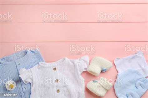 분홍색 나무 배경에 아기 옷과 액세서리와 플랫 평신도 구성 텍스트 공간 목재 재료에 대한 스톡 사진 및 기타 이미지 목재