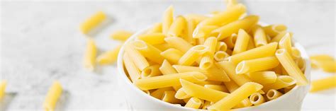 펜네 파스타 밝은 회색 테이블에 흰색 그릇에 원시 펜네 파스타 텍스트 공간이 있는 상단 보기입니다 배너 건강한 생활방식에 대한 스톡 사진 및 기타 이미지 Istock