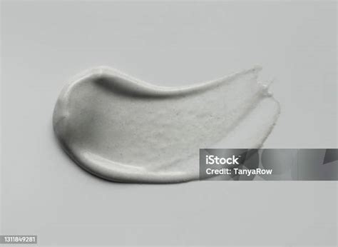 화이트 베이지 색 라이트 그린 클레이 크림 마스크 또는 아이 크림 샘플 얼룩 질감 파운데이션 스와치 멀티 컬러 배경에 격리 점토에 대한 스톡 사진 및 기타 이미지 Istock