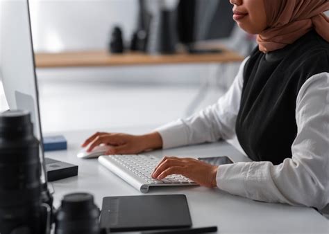 Free Photo Side View Woman Editing Photo