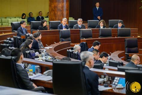 行政法務司司長張永春列席立法會全體會議，回應議員提出的口頭質詢。 澳門特別行政區政府入口網站