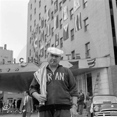 جهان پهلوان غلامرضا تختی کنار کلکسیون سیگار عکس های تاریخی طرفداری