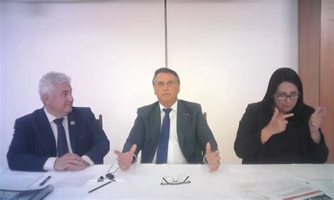 Não consigo dormir sem uma arma do lado da cama diz Bolsonaro