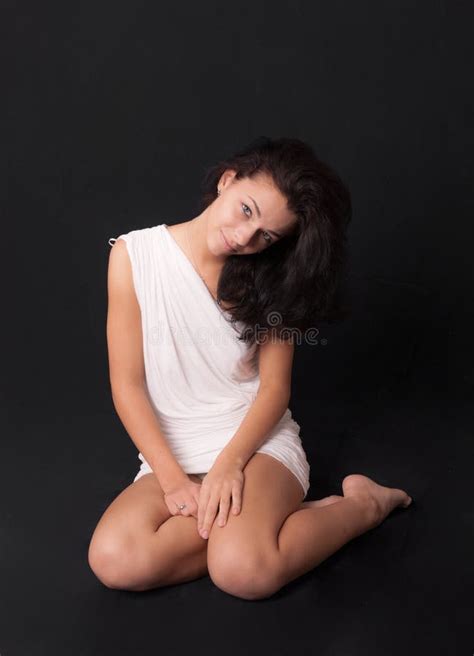 Chica Con Un Vestido Blanco Con Un Fondo Negro Imagen De Archivo