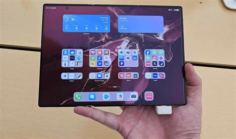 The Register Tests Huawei S Bonkers Three Screen Smartphone The Register