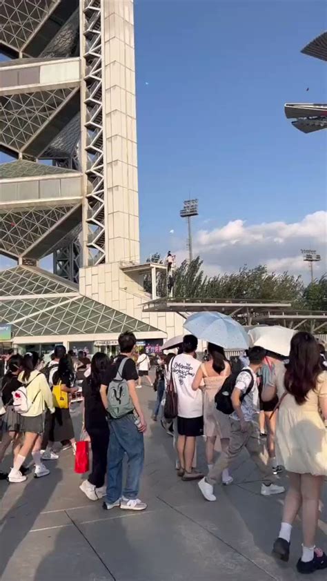 李老师不是你老师 On Twitter 网友投稿 6月3日，北京鸟巢体育馆，五月天演唱会场外，疑似一名女子在高处挥舞美国国旗和标语，抛洒