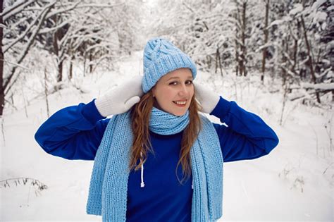 파란 트랙수트 흰색 장갑과 스카프를 입은 여성이 겨울에 눈 덮인 숲에 서 있다 가리기에 대한 스톡 사진 및 기타 이미지 가리기 건강한 생활방식 걷기 Istock