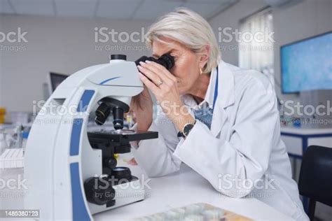 연구 실험 또는 혁신을 위한 실험실의 수석 여성 현미경 및 의사 과학 생명 공학 및 샘플 분석 또는 테스트를 위한 의료 장비를 갖춘 노인 여성 과학자 Dna에 대한 스톡