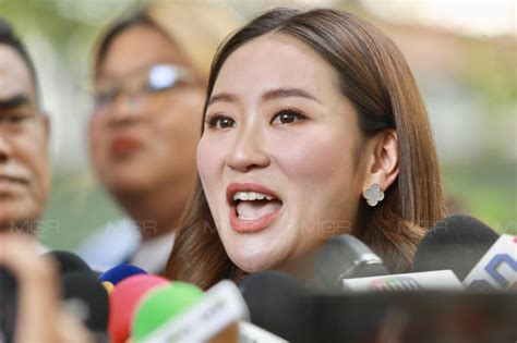 Photo Gallery “อุ๊งอิ๊ง” ควงแม่ พี่สาว ใช้สิทธิเขตคันนายาว เผย “พ่อแม้ว