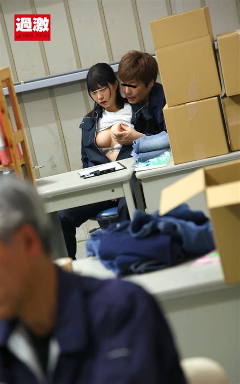 倉庫勤務中でも拒めずやらせてくれる地味巨乳パート妻は騎乗位になると物凄いこねくり腰で中出しをせまるエロ狂いに豹変 アダルト動画 ソクミル