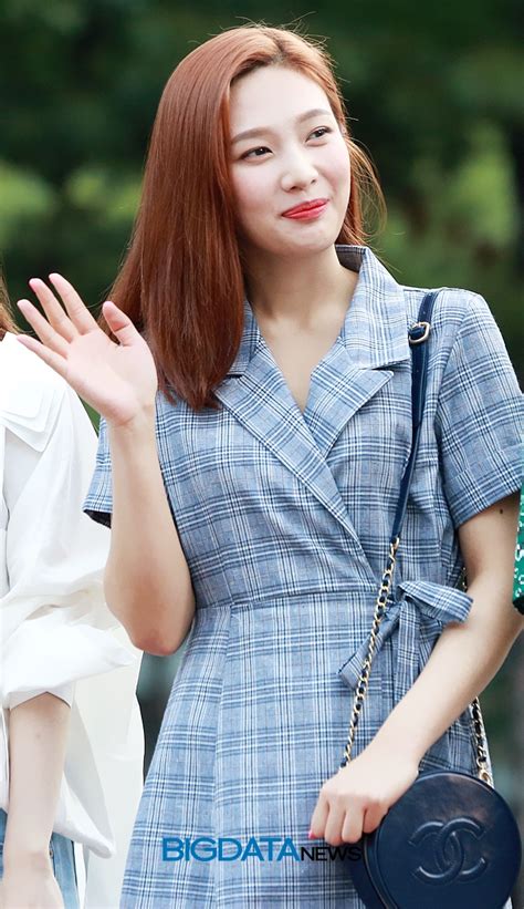 Big포토 레드벨벳red Velvet 조이 팬들을 바라보며 미소를 방긋~