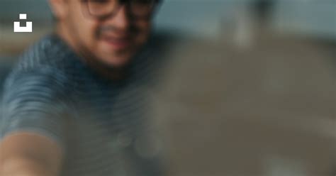 투명한 유리 항아리를 들고 갈색 나무 테이블에 흰색 세라믹 그릇을 얹은 남자 사진 Unsplash의 무료 커피 이미지