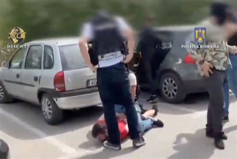 FLAGRANT Traficant de droguri săltat din mașină la Timișoara lângă