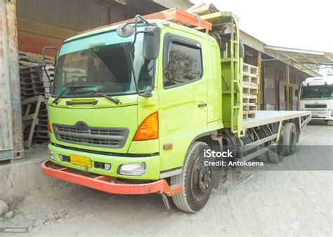 공장에서 판매 지점 또는 유통업체 네트워크 상점으로 시멘트 자루를 운송 및 유통하는 데 사용되는 녹색 평판 대형 트럭 0명에 대한 스톡 사진 및 기타 이미지 Istock