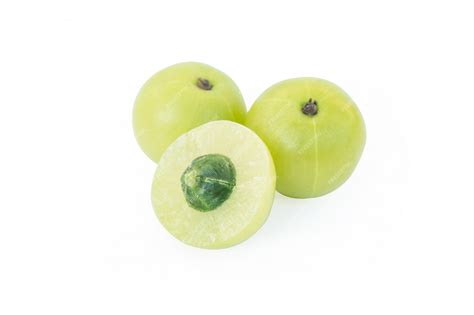 Индийский крыжовник или амла (phyllanthus emblica), изолированные на ...
