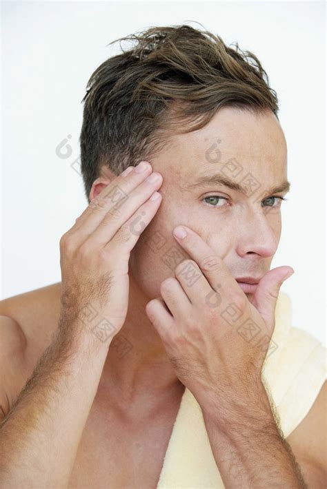 刮胡子的男人图片 包图网