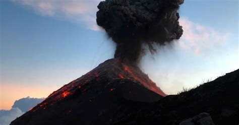 Las nuevas explosiones del volcán de Fuego de Guatemala levantaron una columna de ceniza a 5 200
