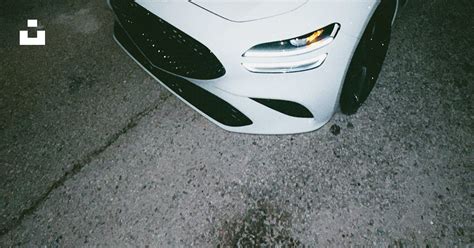 세미 트럭 옆에 주차된 흰색 자동차 사진 Unsplash의 무료 자동차 벽지 이미지