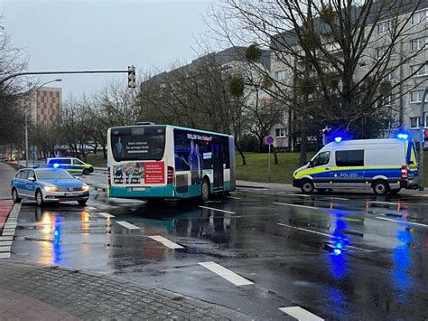 Frau Bei Unfall Mit Stadtbus Schwer Verletzt