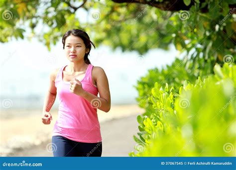 Menina Bonita Que Movimenta Se Na Praia Imagem De Stock Imagem De
