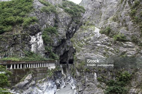 대만 화롄의 타로코 국립공원의 자연 경관 산을 조망하실 수 있습니다 강에 대한 스톡 사진 및 기타 이미지 강 결정체 경관