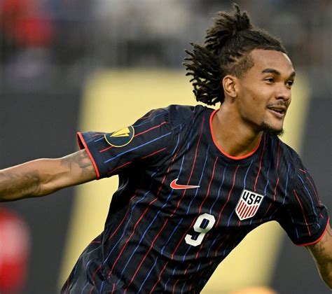 Tiểu Sử Tiền đạo Damion Downs Của Câu Lạc Bộ Southampton