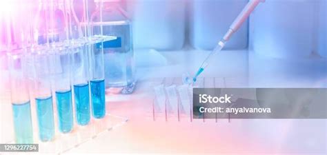과학 및 분자 생물학 배경 파노라마 이미지 시약 및 완약을 가진 Dna와 Rna 자동 파이펫 및 튜브의 Pcr 분석을 위한