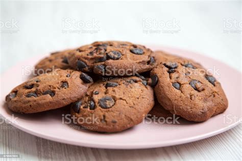 흰색 나무 테이블 사이드 보기에 분홍색 접시에 맛 있는 초콜릿 쿠키 근접 촬영입니다 0명에 대한 스톡 사진 및 기타 이미지