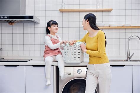 엄마와 딸을 정리하고 집에서 더러운 옷을 씻는다 사진 무료 다운로드 Lovepik