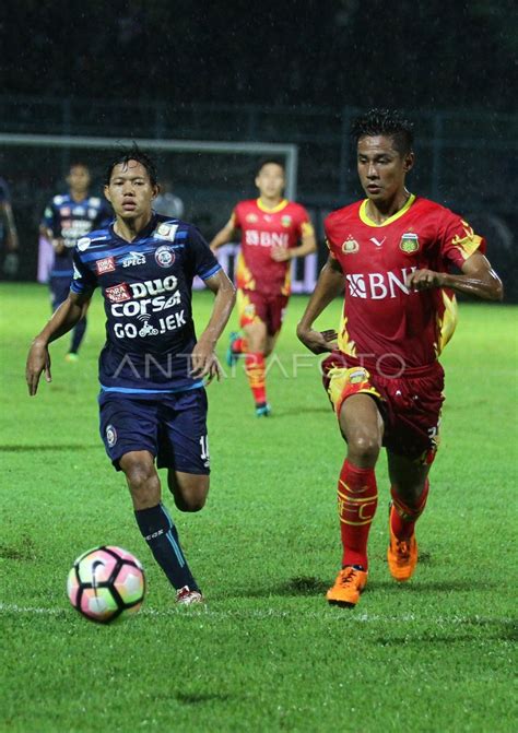 AREMA LAWAN BHAYANGKARA FC ANTARA Foto