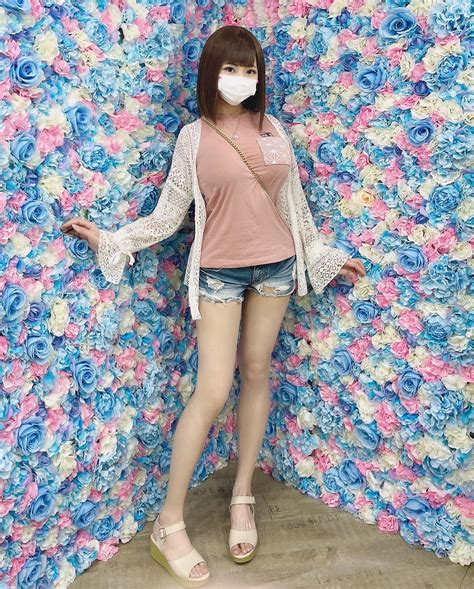 Nicky 琦玉 𓁹‿𓁹 On Twitter 今日去食雪糕🍦😋 還被囡囡摸胸了🙈🙈 喜歡我穿熱褲嗎？🩲 涼鞋 短褲 自拍 日常