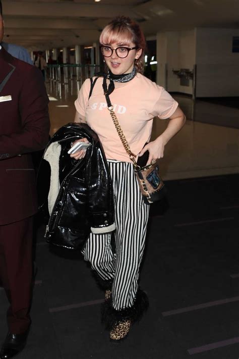 Maisie Williams In A Beige T Shirt Arrives At Lax Airport In Los Angeles Celeb Donut