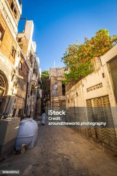 역사 지구 Albalad Jeddah Ksa 사우디 아라비아의 전형적인 골목길에 있는 낡은 주거용 주택의 전망 Al Balad