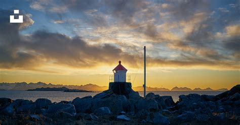 황금 시간 동안 바다 앞의 흰색과 빨간색 등대 사진 Unsplash의 무료 노르웨이 이미지