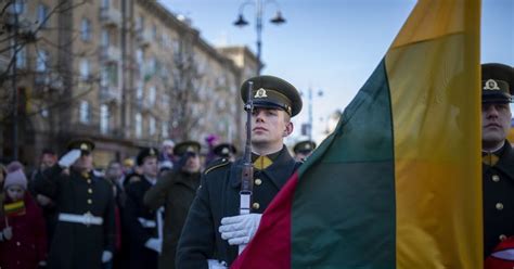 리투아니아 독립 기념 국기 게양하는 의장대